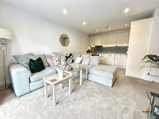 Chequers Avenue, High Wycombe HP11, 2 bed flat to rent, £1,500 pcm | PrimeLocation
