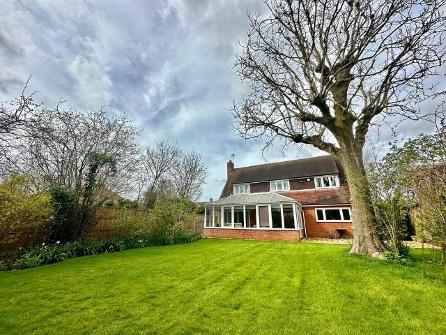 Chequers Lane, Pitstone, LEIGHTON. 5 bed house to rent £2,600 pcm £600 pw