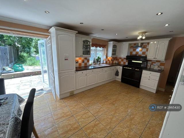 Cheriton Avenue, Ilford, IG5 4 bed semi detached house to rent £2,650 pcm £612 pw