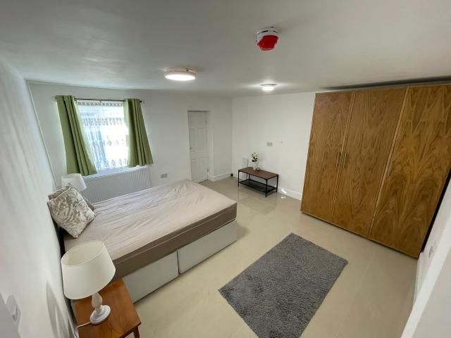 Cheriton Avenue, Ilford IG5, Room to rent, £1,000 pcm | PrimeLocation