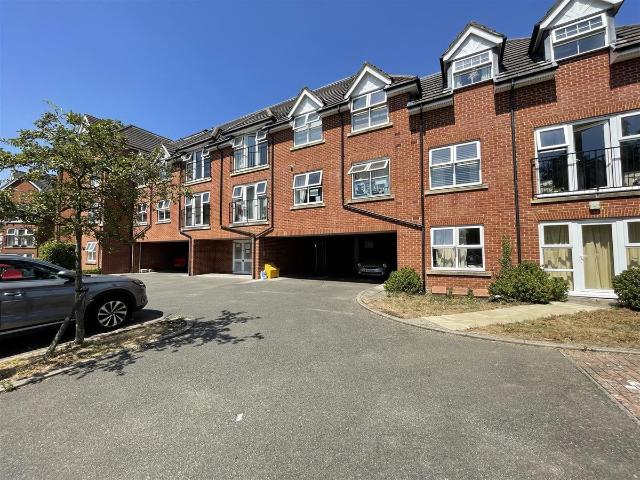Cheriton Lodge, Pembroke Road, Ruislip HA4, 1 bed flat to rent, £1,500 pcm | PrimeLocation