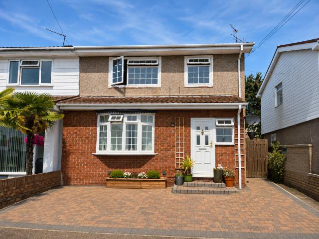 Cherston Gardens, Loughton IG10 3 bed semi detached house to rent £2,250 pcm £519 pw