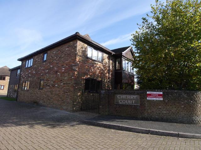 Cherry Court, Brighton Road, Horsham, 5 RH13, 2 bed flat to rent, £1,400 pcm | PrimeLocation