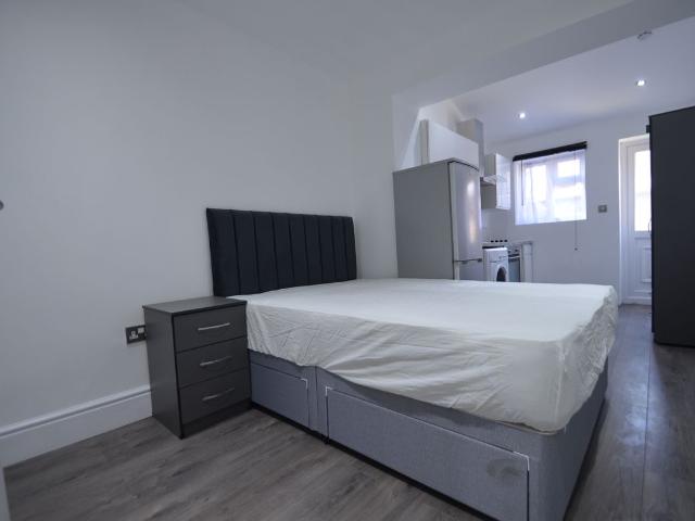 Cherry Crescent, Brentford TW8, Studio to rent, £1,100 pcm | PrimeLocation