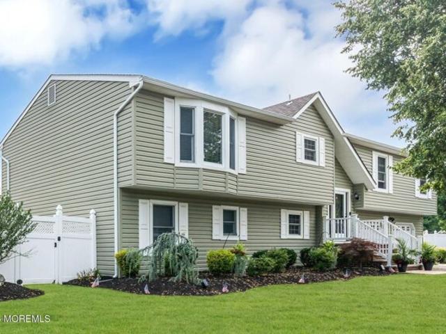 Cherry Bend Dr S, Howell, Home For Sale