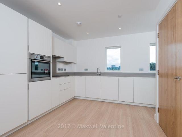 Cherry Orchard Road, Croydon 3 bed apartment to rent £2,500 pcm £577 pw
