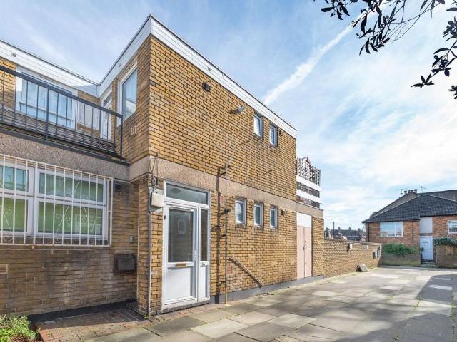 Cherry Laurel Walk, Brixton Hill. 3 bed flat to rent £2,850 pcm £658 pw