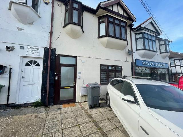 Cherry Tree Rise, Buckhurst Hill IG9, 1 bed flat to rent, £1,300 pcm | PrimeLocation