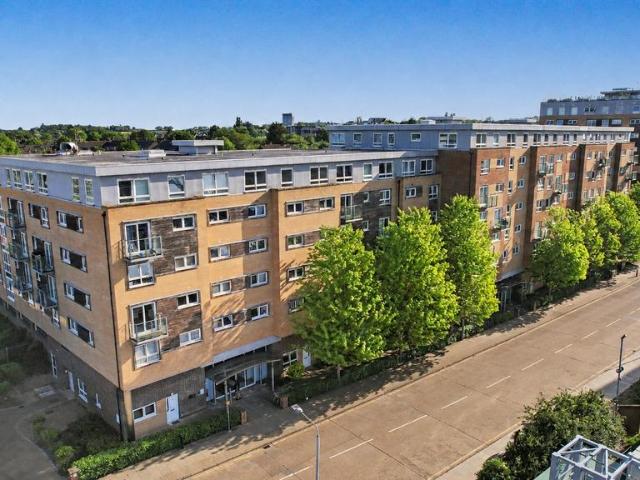 Cherrydown East, Basildon 2 bed apartment to rent £1,750 pcm £404 pw