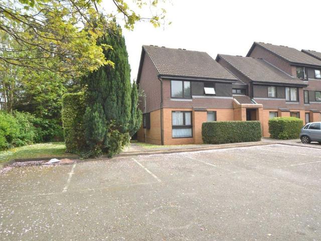 CHERTSEY 2 bed apartment to rent £1,420 pcm £328 pw