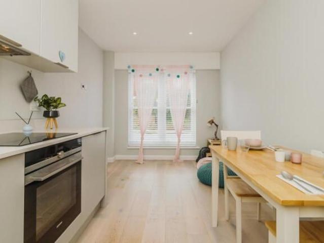Chertsey Court, Guildford, Surrey, GU1