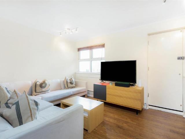 Chertsey Court, Mortlake, SW14 2 bed flat to rent £1,900 pcm £438 pw