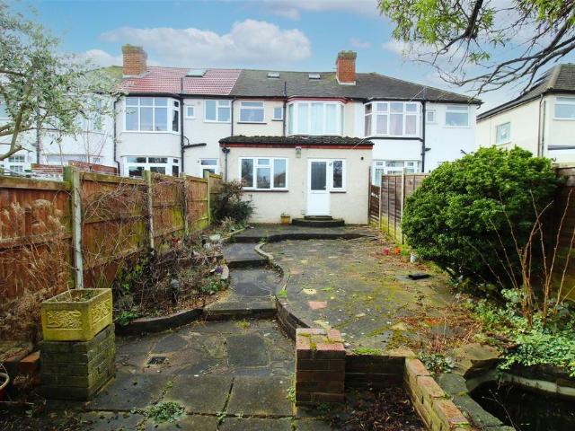 Chertsey Drive, Cheam, Sutton 3 bed house to rent £2,350 pcm £542 pw