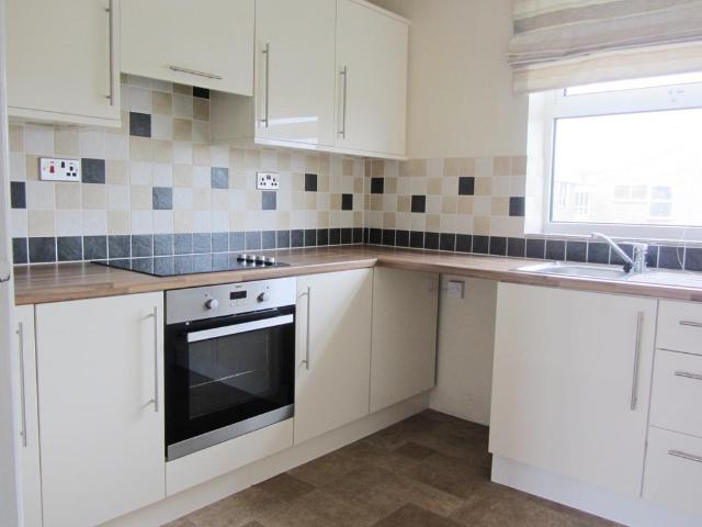 Chertsey Road, Addlestone KT15 2 bed apartment to rent £1,475 pcm £340 pw