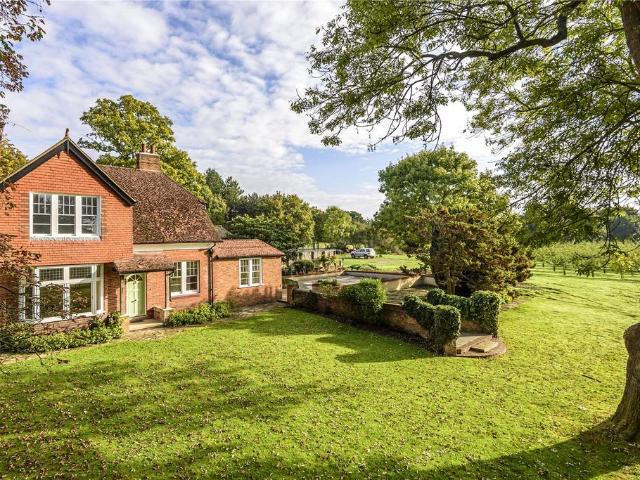 Chertsey Road, Chobham, Surrey, GU24 3 bed detached house to rent £3,950 pcm £912 pw