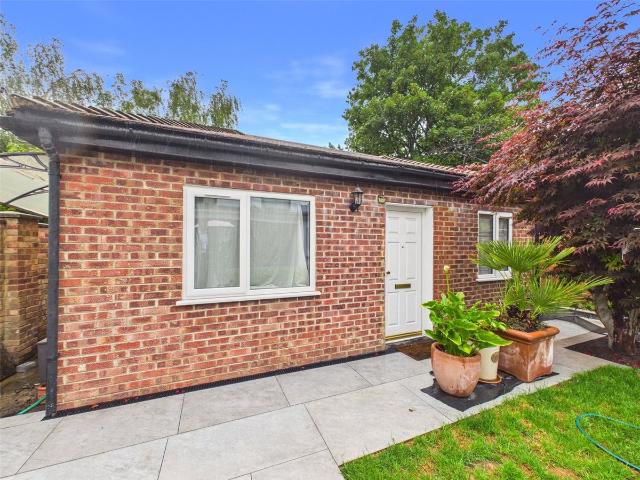 Chertsey Road, Twickenham TW1, 2 bed bungalow to rent, £1,650 pcm | PrimeLocation
