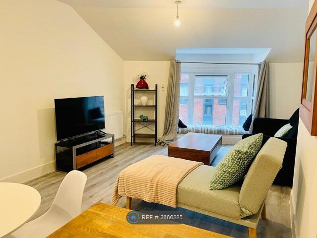 Chertsey Road, Woking GU21, 1 bed flat to rent, £1,250 pcm | PrimeLocation