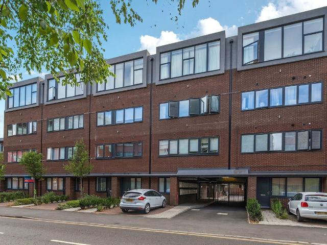 Chertsey Road, Woking GU21, 1 bed flat to rent, £1,350 pcm | PrimeLocation
