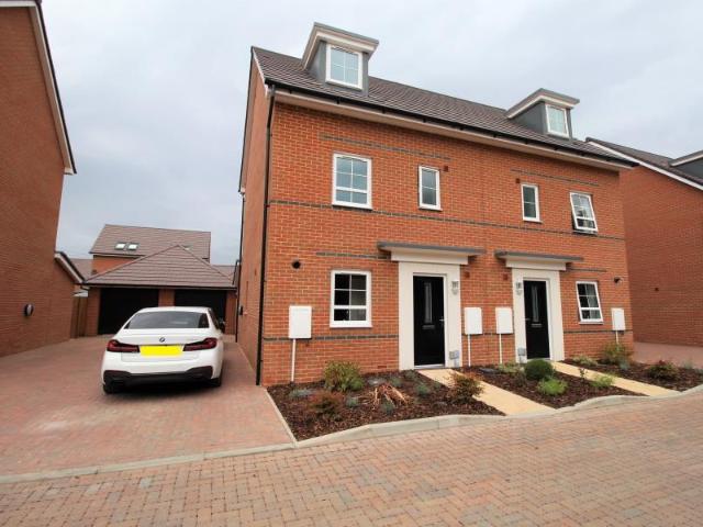 Chertsey, Surrey, KT16 4 bed semi detached house to rent £2,800 pcm £646 pw