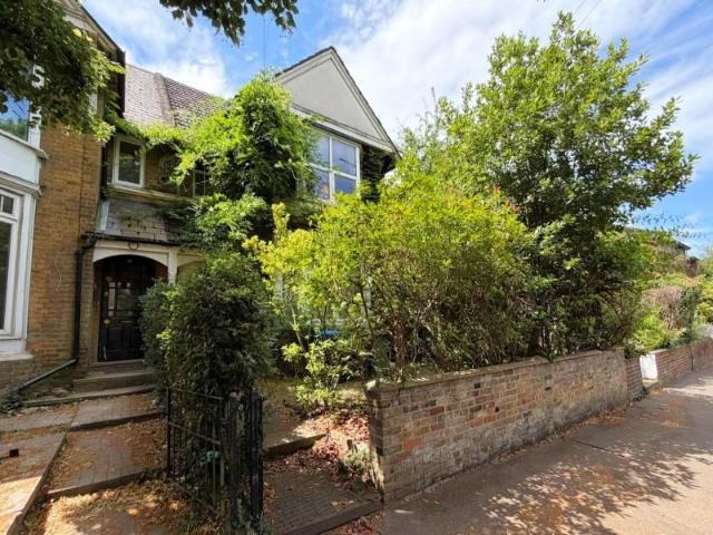 Chertsey, Surrey, KT16 4 bed semi detached house to rent £2,995 pcm £691 pw