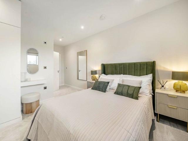 Chertsey, Surrey KT16, 1 bed flat to rent, £1,400 pcm | PrimeLocation