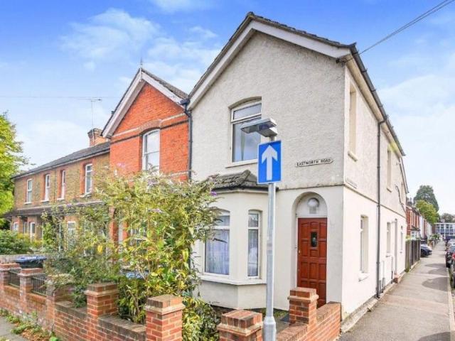 Chertsey, Surrey KT16, 1 bed flat to rent, £1,225 pcm | PrimeLocation