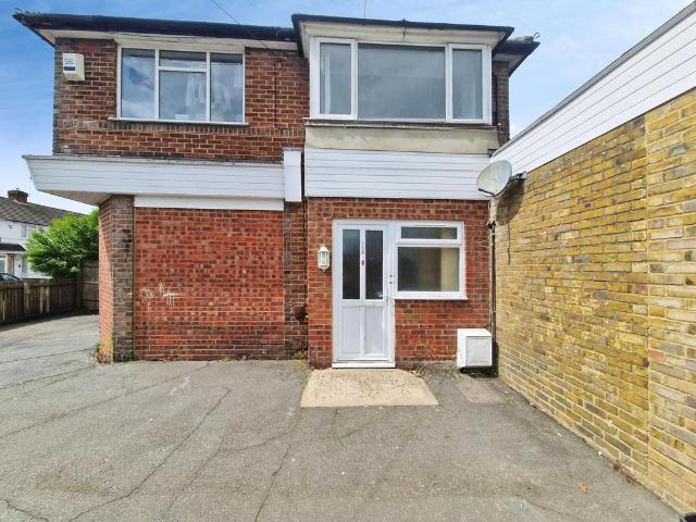 Chesford Road, Wigmore, Luton, LU2 2 bed flat to rent £1,150 pcm £265 pw