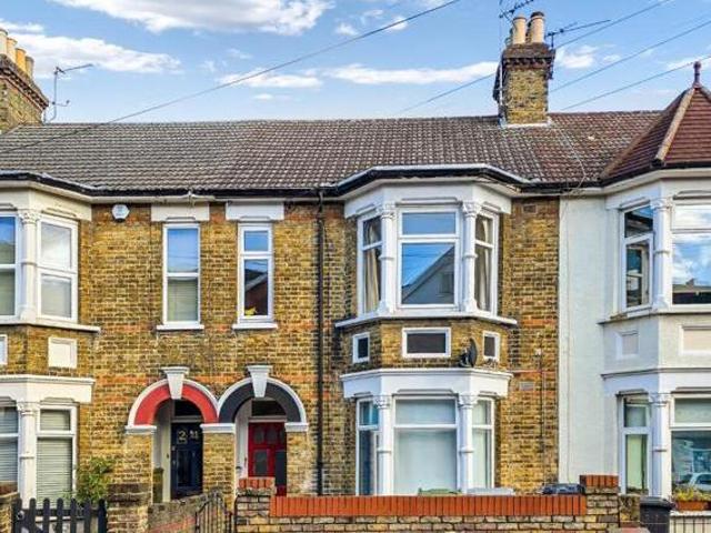 Cheshunt, Turners Hill, Waltham Cross, 1 Bedroom Maisonette