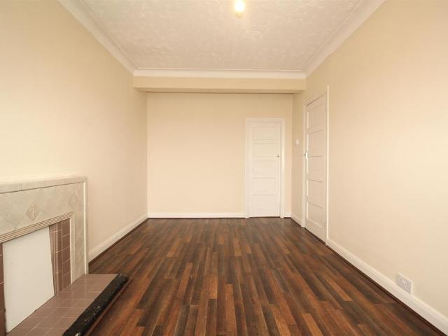 Cheshunt Wash, Cheshunt EN8, 2 bed flat to rent, £1,400 pcm | PrimeLocation
