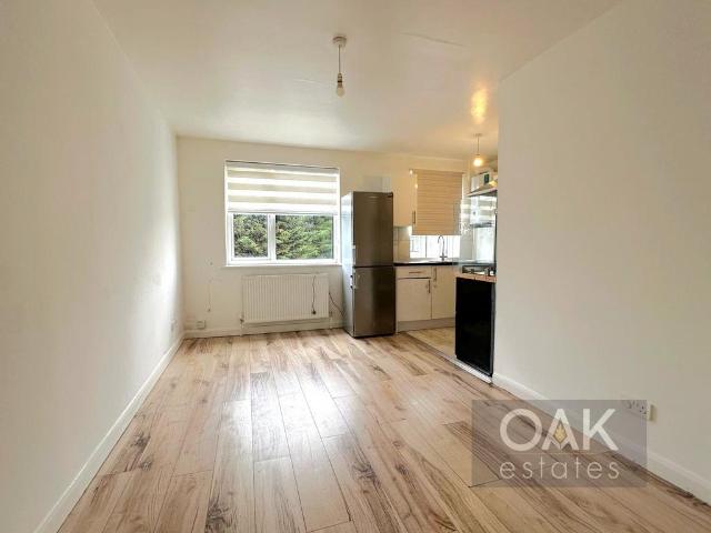Cheshunt Wash, Cheshunt, Waltham. 2 bed flat to rent £1,600 pcm £369 pw