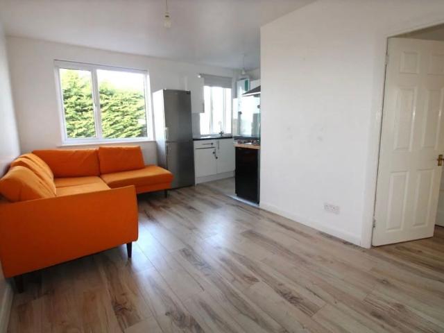 Cheshunt Wash, Cheshunt, Waltham Cross EN8, 2 bed flat to rent, £1,600 pcm | PrimeLocation