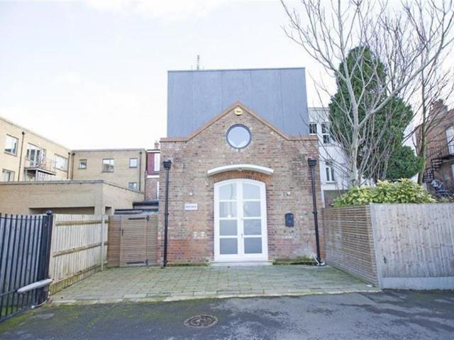 Chess House, Madoc Close, Childs Hill. 2 bed house to rent £2,150 pcm £496 pw