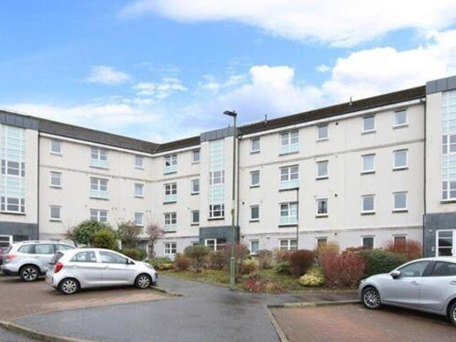 / Chesser Crescent, Edinburgh, 2 Bedroom Flat
