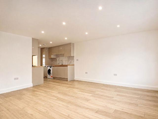Chessington Road, Ewell KT19, 3 bed flat to rent, £2,395 pcm | PrimeLocation