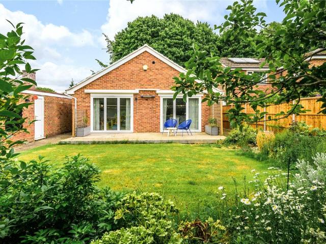 Chestnut Way, Godalming, GU7 2 bed bungalow to rent £2,300 pcm £531 pw