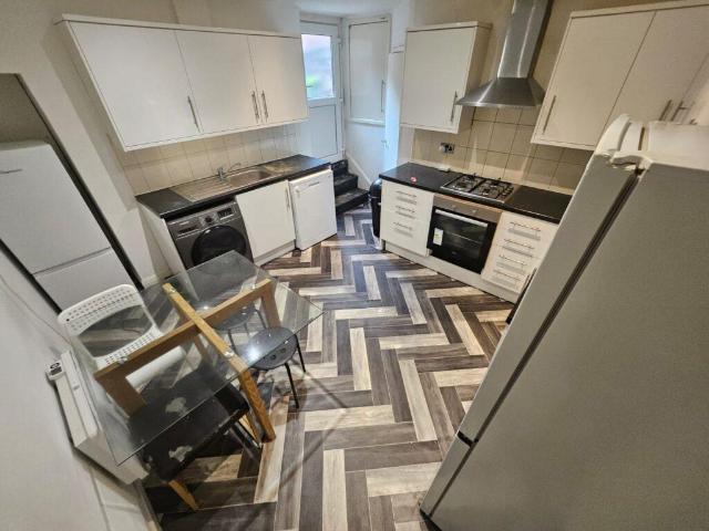 Chestnut Avenue, Hyde Park, Leeds. 6 bed terraced house to rent £2,860 pcm £660 pw