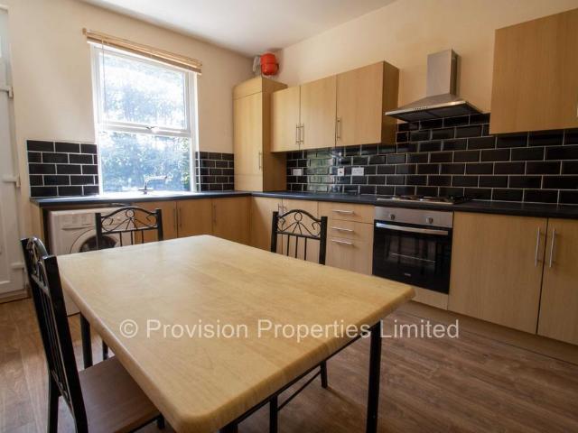 Chestnut Avenue, Hyde Park LS6 6 bed terraced house to rent £2,990 pcm £690 pw