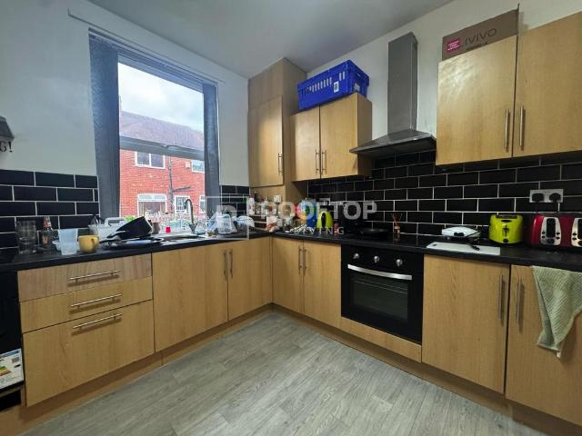 Chestnut Avenue, Leeds LS6 7 bed house to rent £4,216 pcm £973 pw