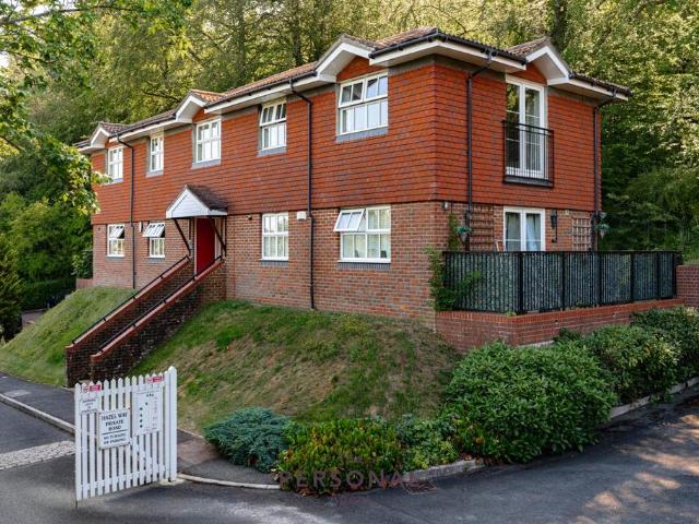 Chestnut Court, Chipstead 1 bed apartment to rent £1,275 pcm £294 pw