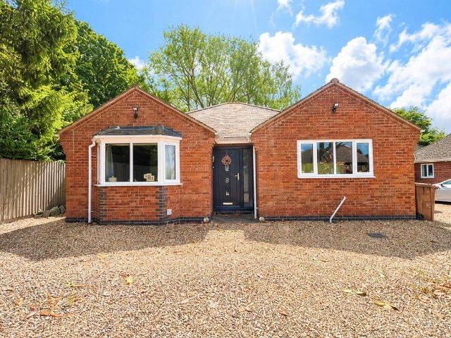 Chestnut Close, Solihull B92, 3 bed bungalow to rent, £2,200 pcm | PrimeLocation
