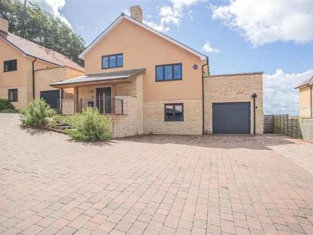 Chestnut Drive, Symn Lane, Wotton. 4 bed detached house to rent £2,700 pcm £623 pw