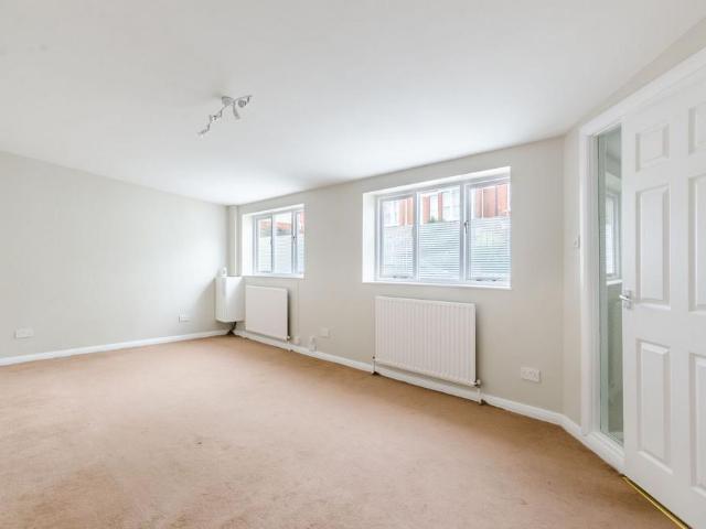 Chestnut Grove, Nightingale Triangle. 1 bed bungalow to rent £2,300 pcm £531 pw
