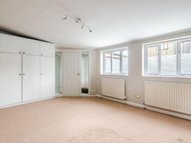 Chestnut Grove, Nightingale Triangle. 1 bed bungalow to rent £2,300 pcm £531 pw