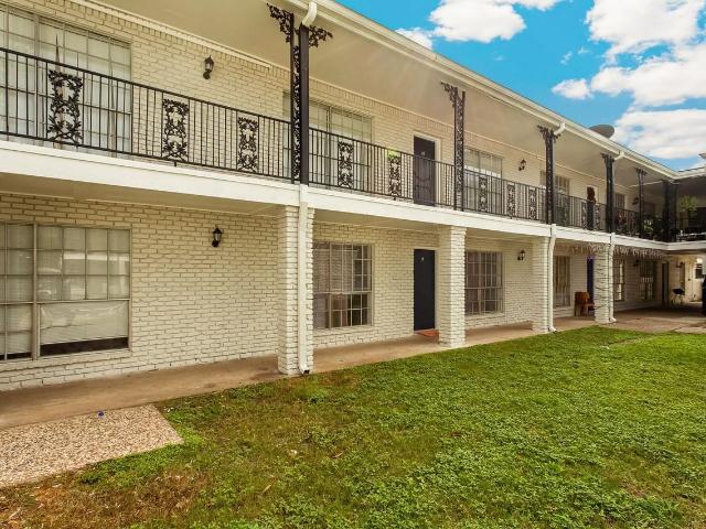 Chestnut Hill 2 Bedroom Apartment for Rent at 7500 Bellerive Dr, Houston, TX 77036 Sharpstown
