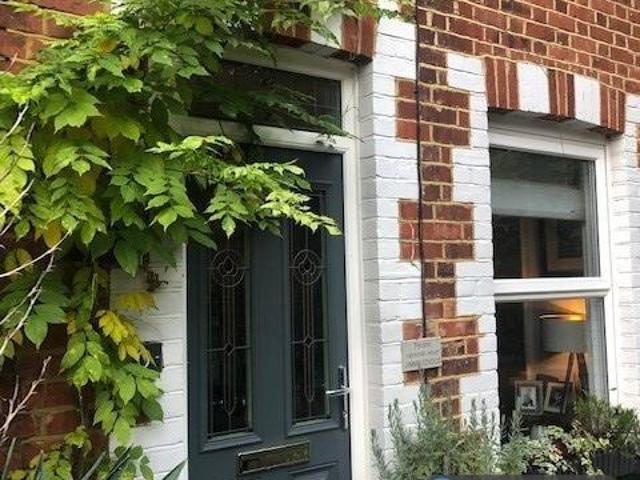 Chestnut Road, Guildford, GU1 4 bed terraced house to rent £3,000 pcm £692 pw