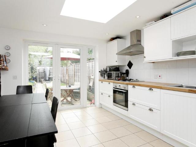 Chestnut Road, Twickenham, TW2 3 bed semi detached house to rent £4,117 pcm £950 pw
