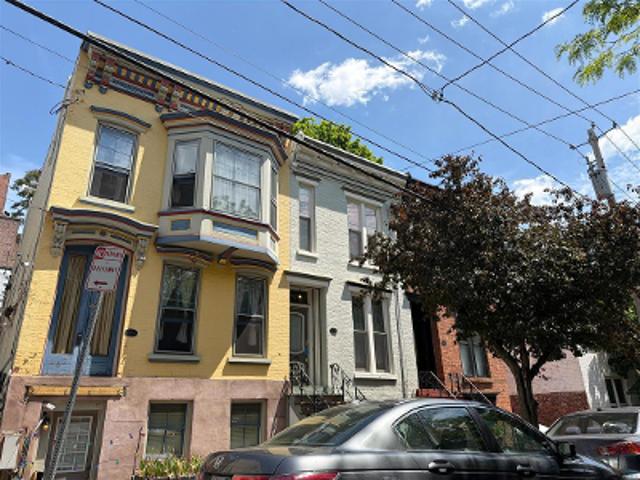 Chestnut St