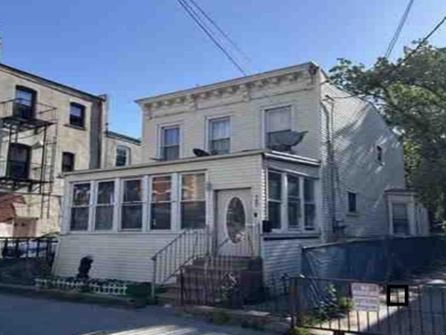 Chestnut St