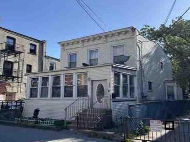 Chestnut St