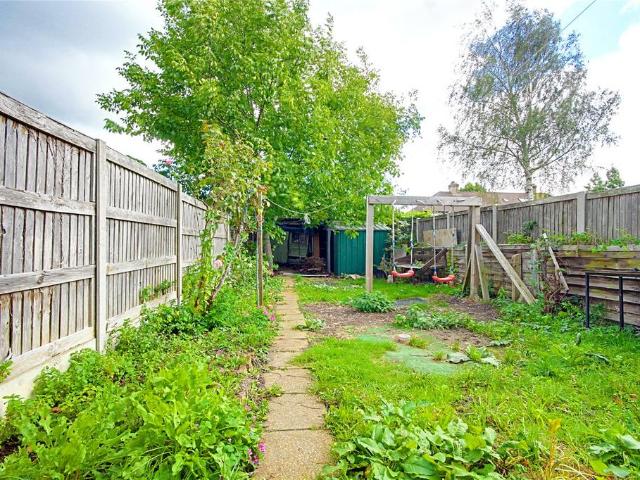 Chester Gardens, Enfield, EN3 3 bed terraced house to rent £2,350 pcm £542 pw